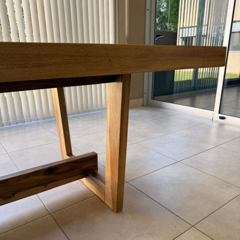 Mesa comedor madera Petiribí macizo Nápoles - SILVINA C.