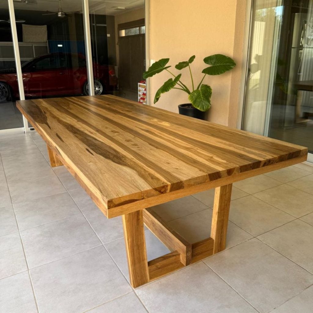Mesa comedor madera Petiribí macizo Nápoles - SILVINA C.